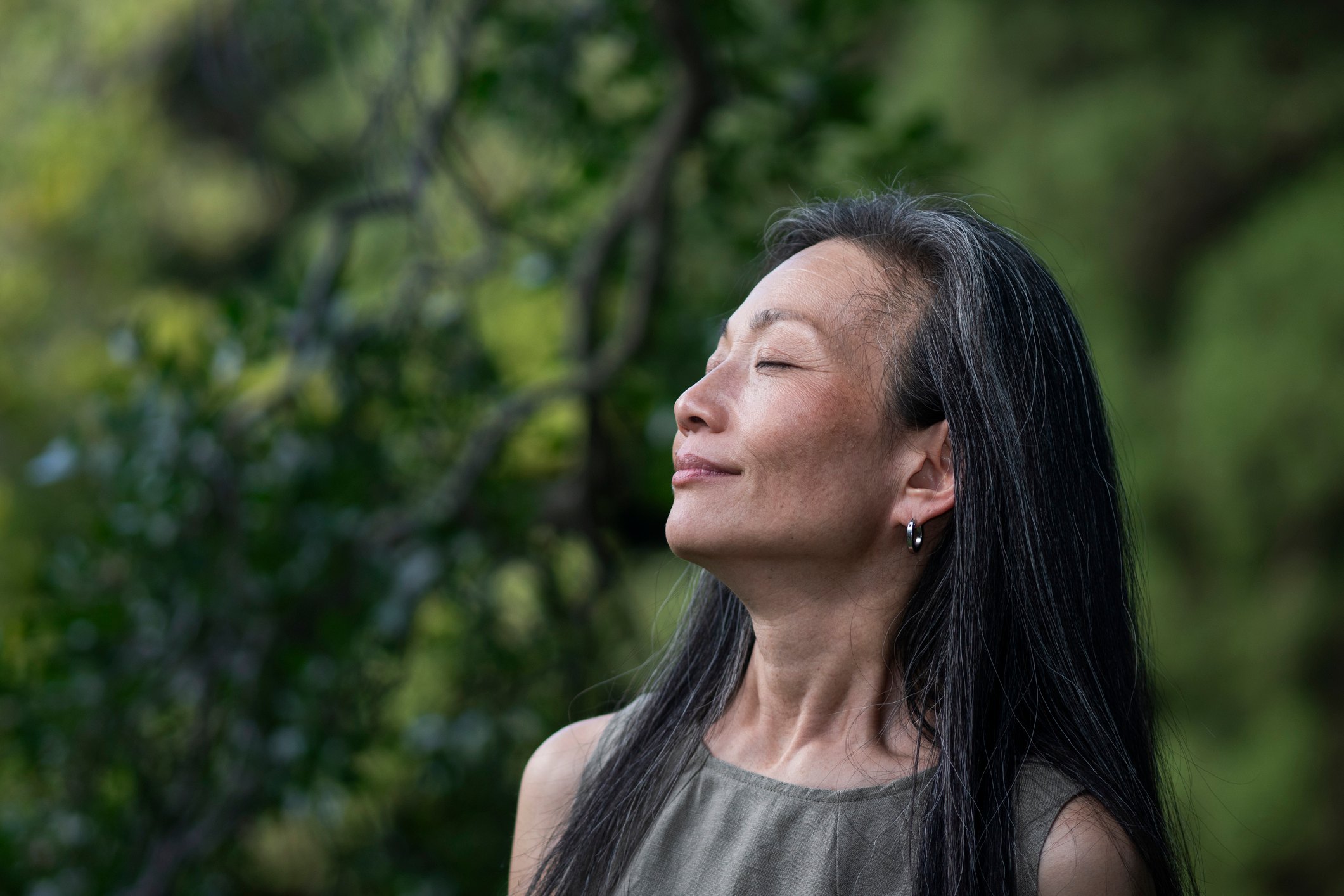 Menopause Hair Loss: 4 Ways to Spark New Hair Growth, Reverse Thinning ...