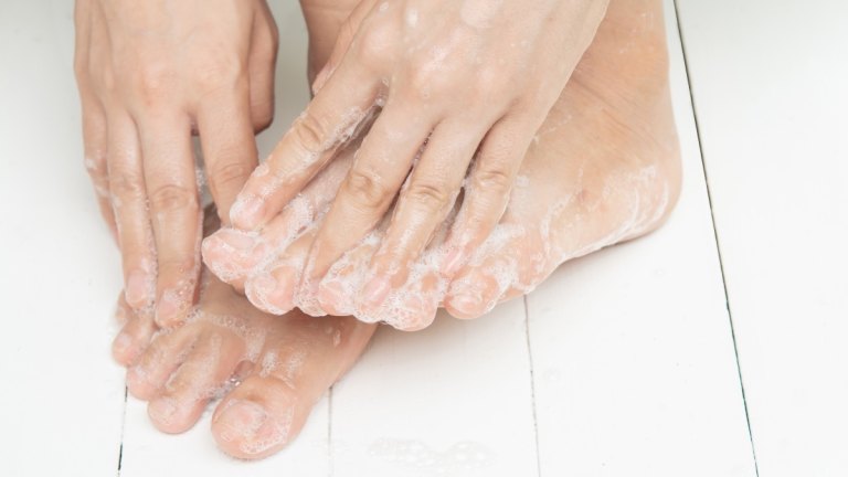 How to Get Rid of Smelly Feet Permanently With 7 Easy Home Cures ...