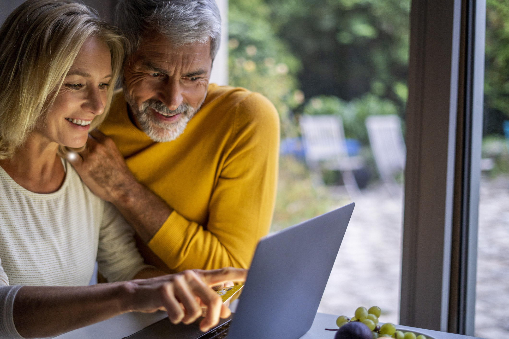 Tips for Using Credit Card Rewards on Gifts and Travel | Woman's World