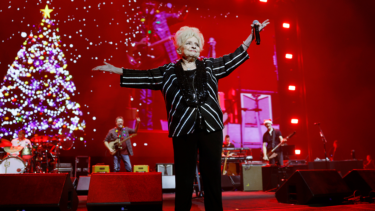 Country Christmas Songs: 12 Terrific Tunes That Bring on the Jolly ...