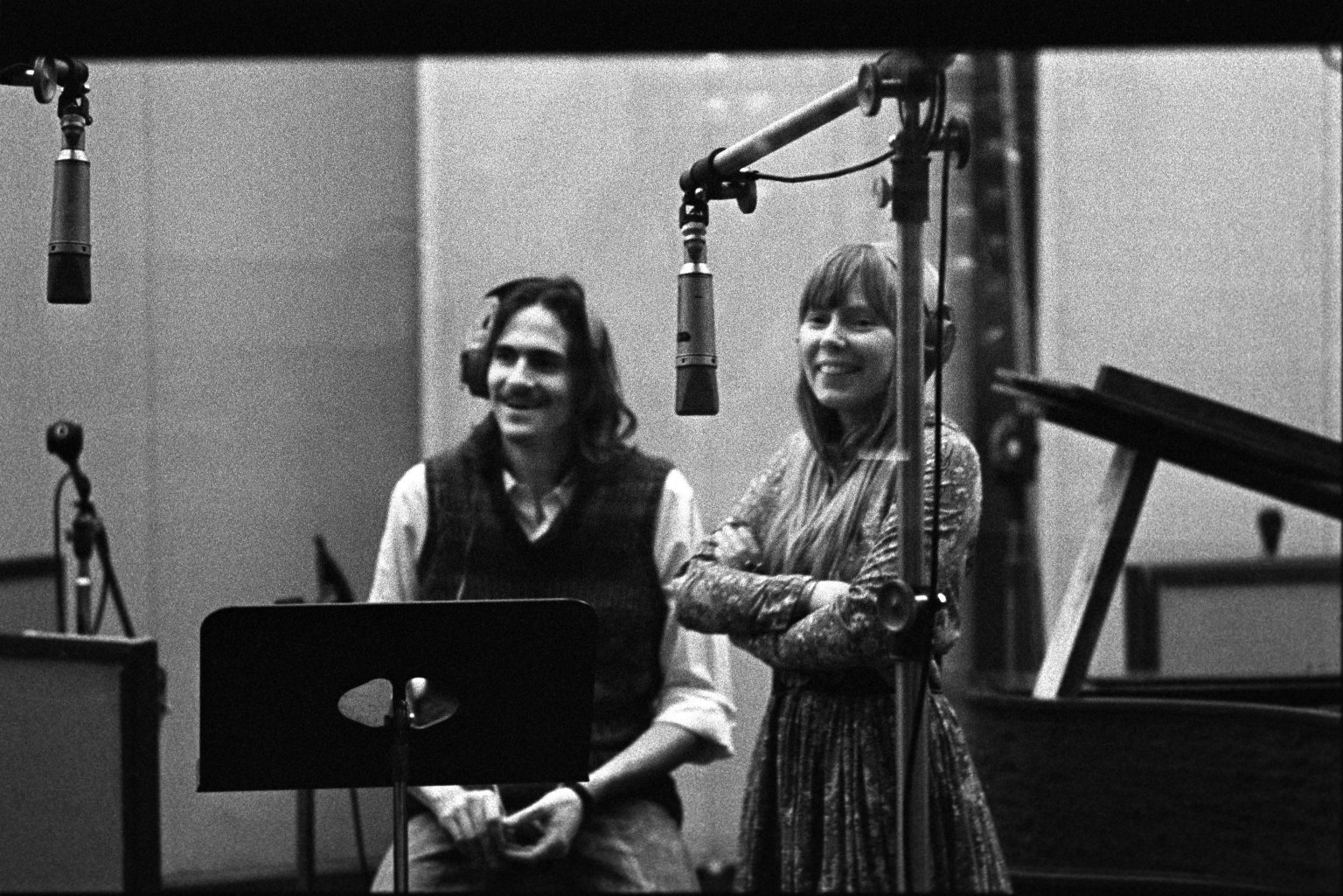 James Taylor's Relationships: Joni Mitchell, Carly Simon and More ...