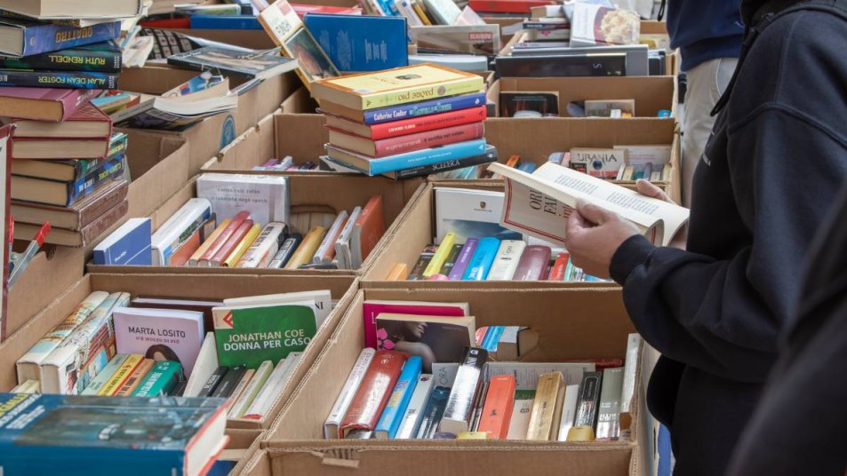 The Best Places to Buy Cheap Books Online and In Stores | Woman's World