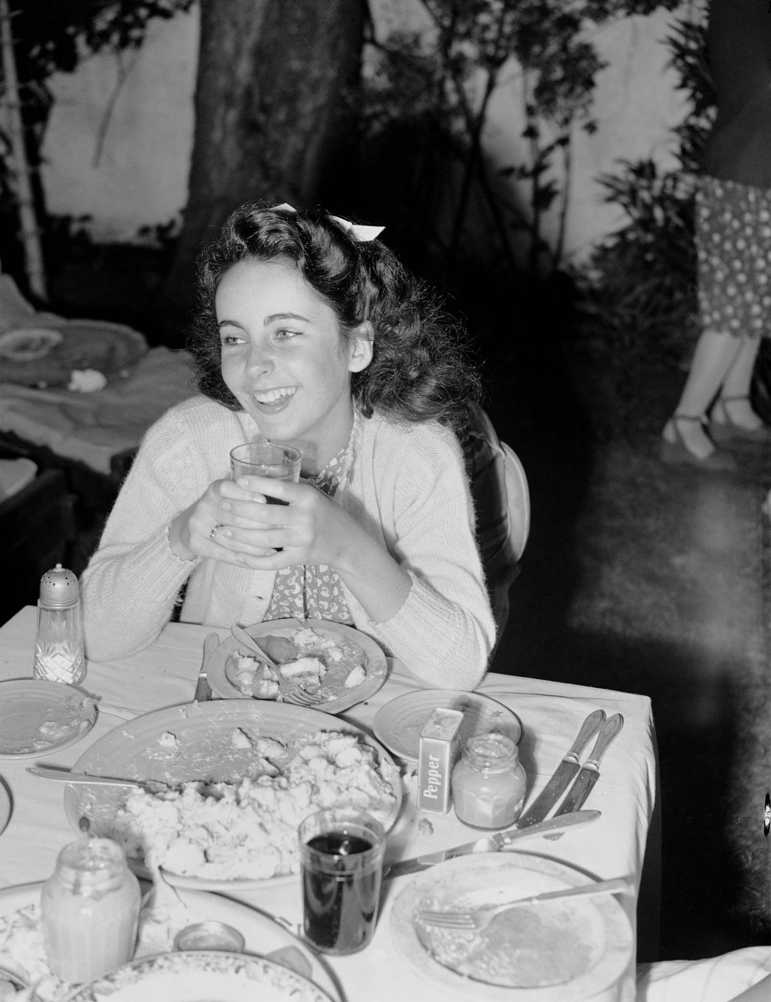 Elizabeth Taylor Young and at Home: Rare Photos Behind the Scenes ...