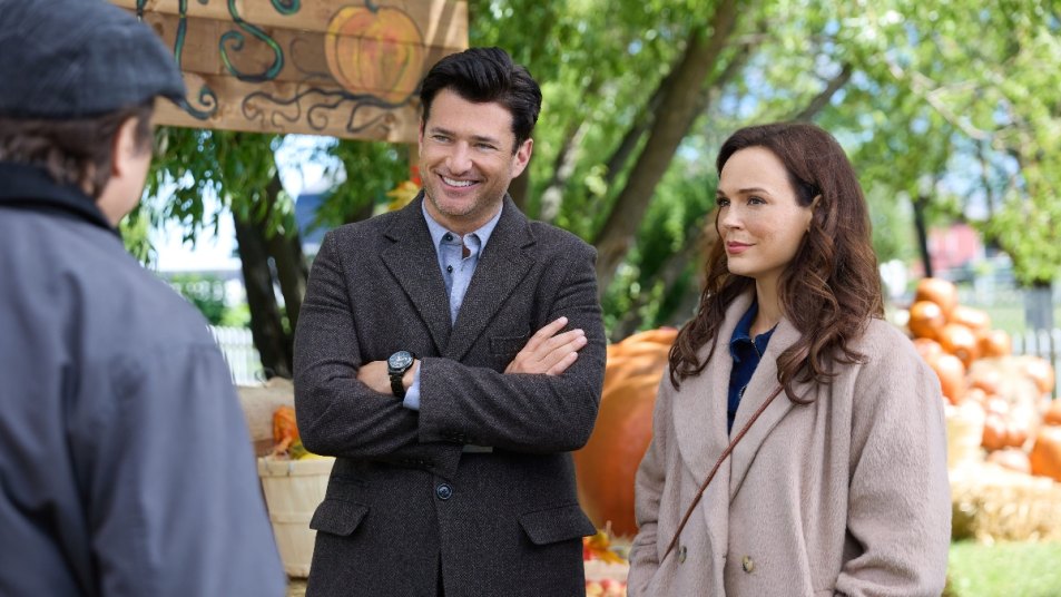 Hallmark's Erin Cahill Talks Cast Bonding and Her Secret to Healthy and ...