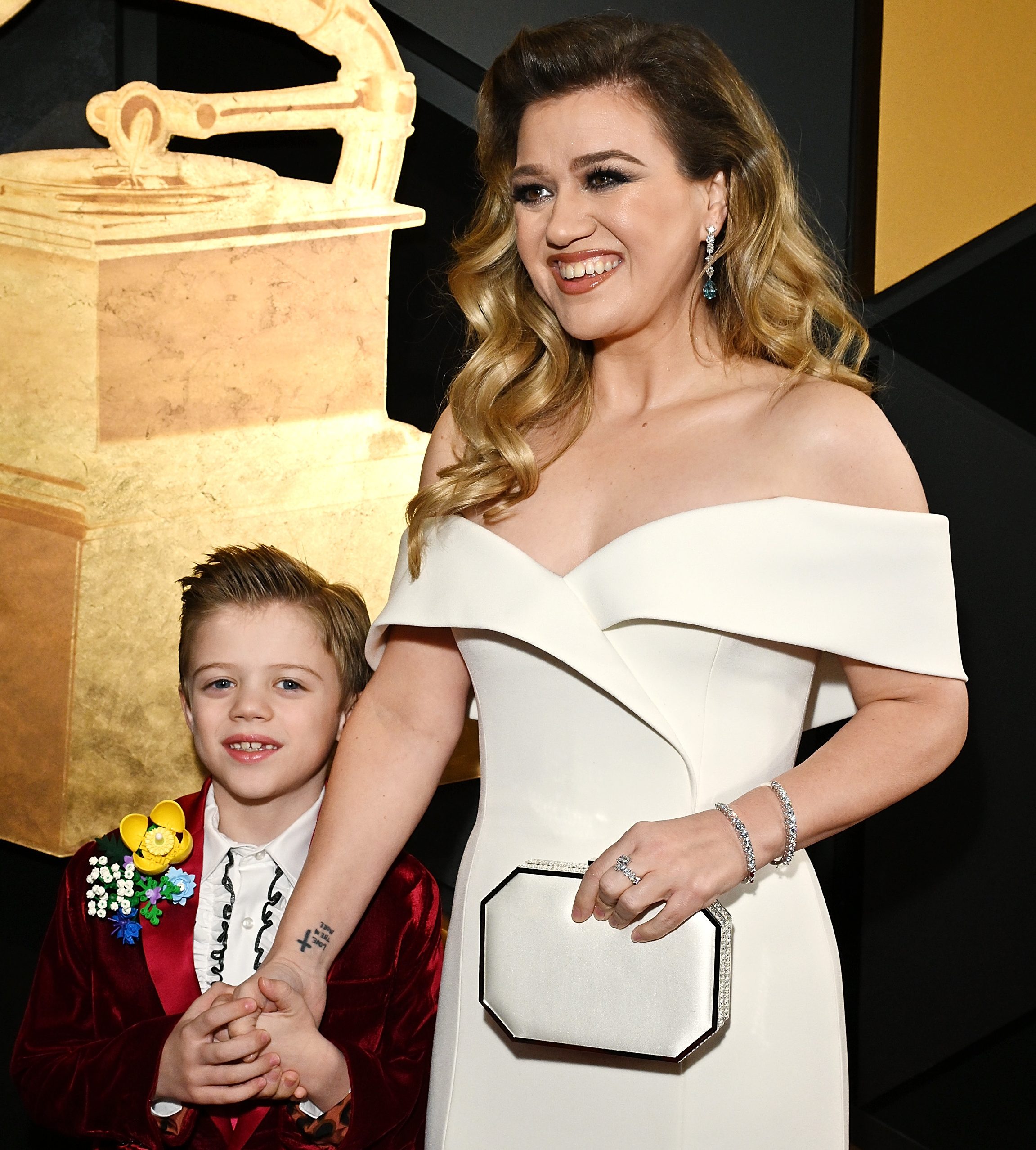 Inside Kelly Clarkson’s Family Life Amid Her Ex’s Tragic Passing ...