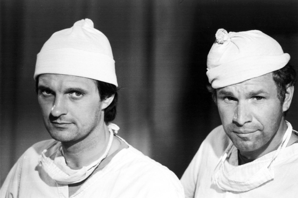 Alan Alda Reveals 19 Heartwarming 'M*A*S*H' Behind-the-Scenes Secrets ...