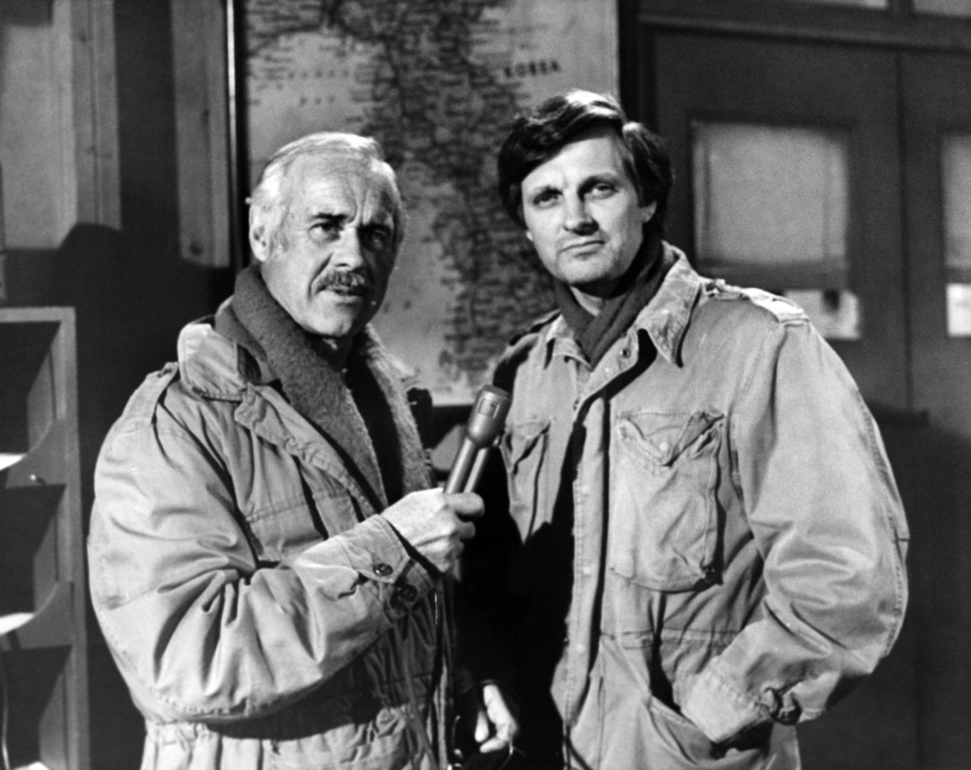 Alan Alda Reveals 19 Heartwarming 'M*A*S*H' Behind-the-Scenes Secrets ...