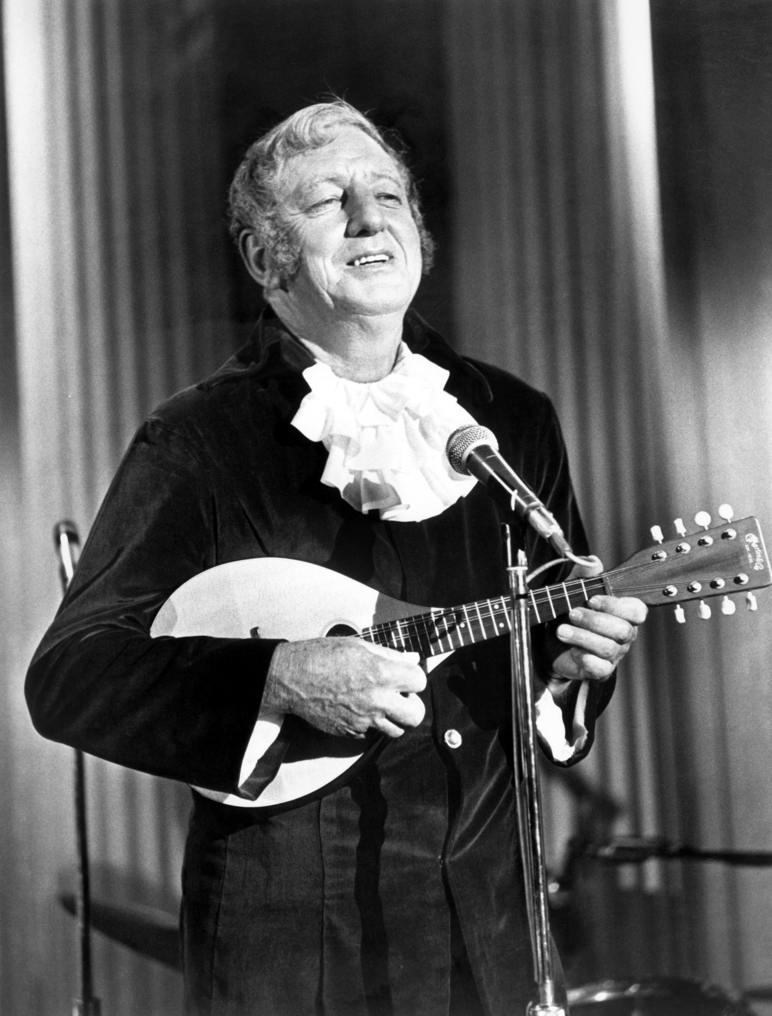 23 Fascinating Facts About Ray Bolger, 'The Wizard of Oz' Scarecrow ...