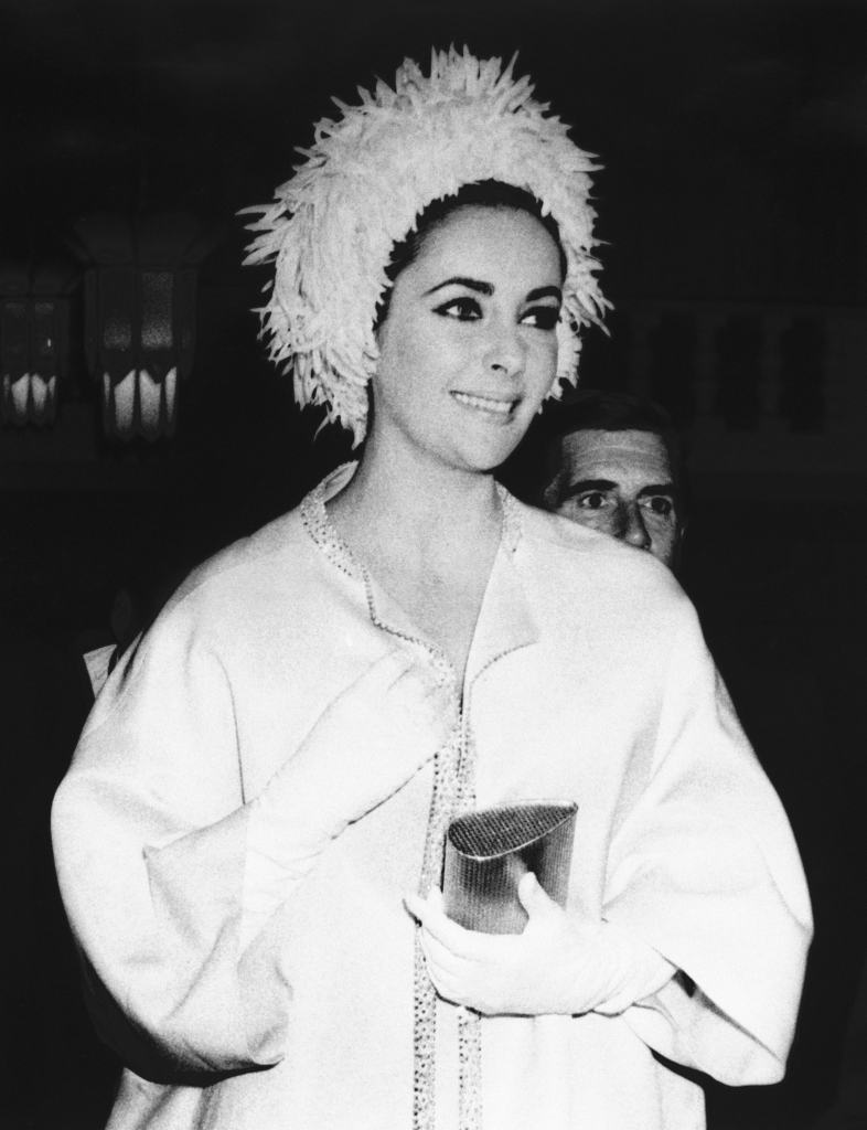 Elizabeth Taylor Shines at 1963 'Cleopatra' Premieres in Rare Photos ...