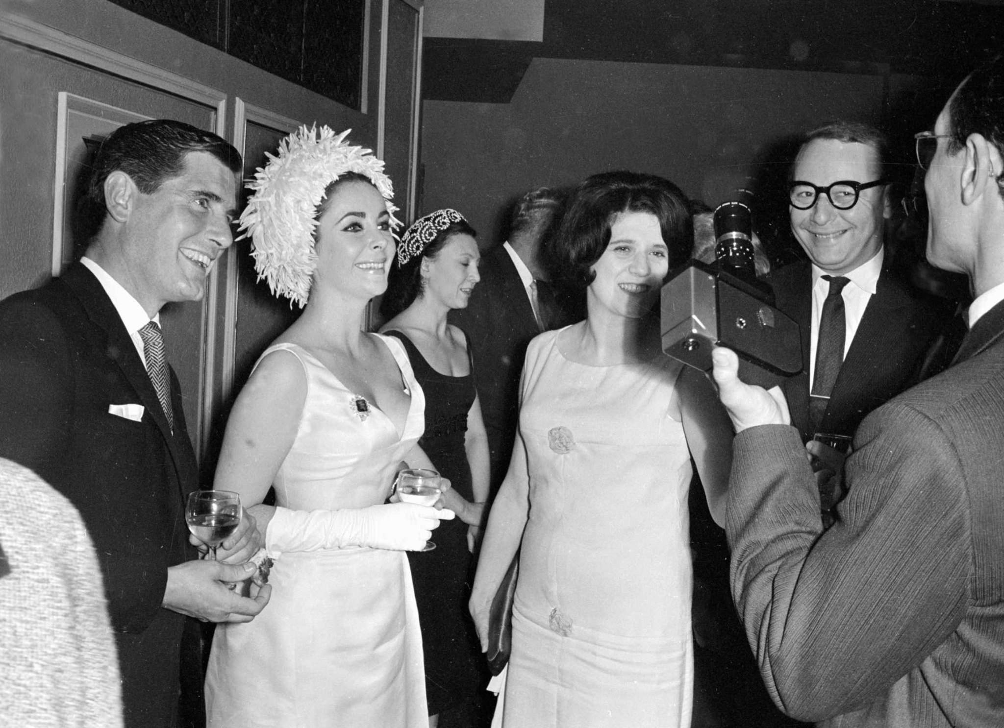 Elizabeth Taylor Shines at 1963 'Cleopatra' Premieres in Rare Photos ...