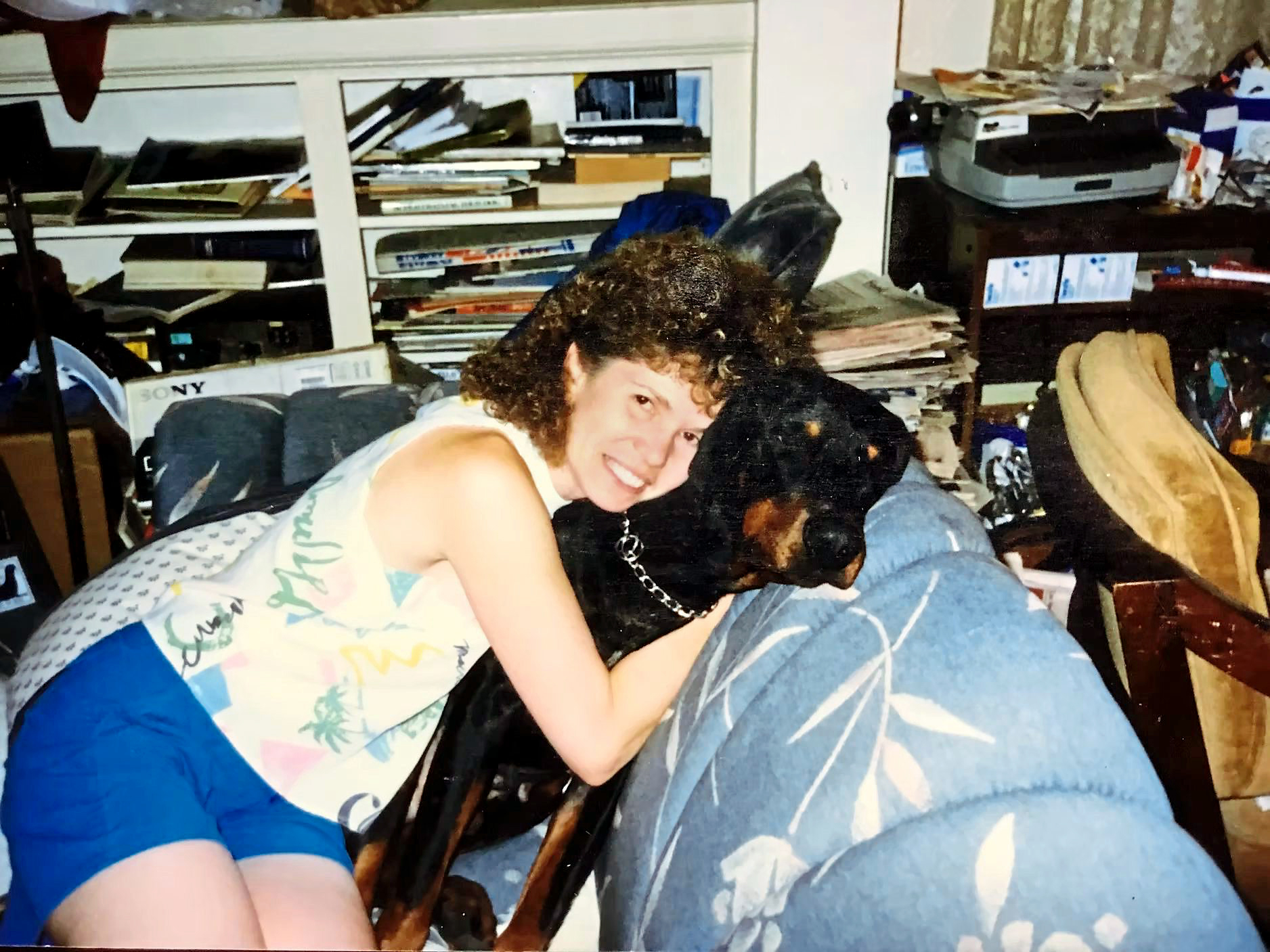 He Fulfilled His Mom’s Last Wish by Giving Senior Dogs a Loving Home ...