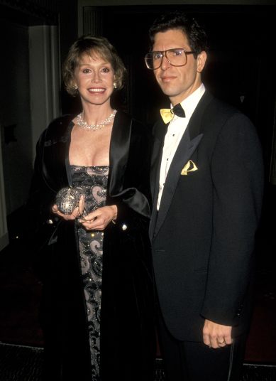 How Mary Tyler Moore's 3 Marriages Impacted Her Life Onscreen and Off ...