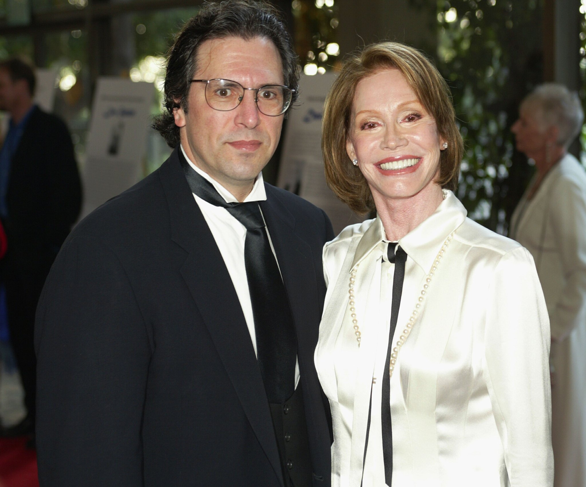 How Mary Tyler Moore's 3 Marriages Impacted Her Life Onscreen and Off ...